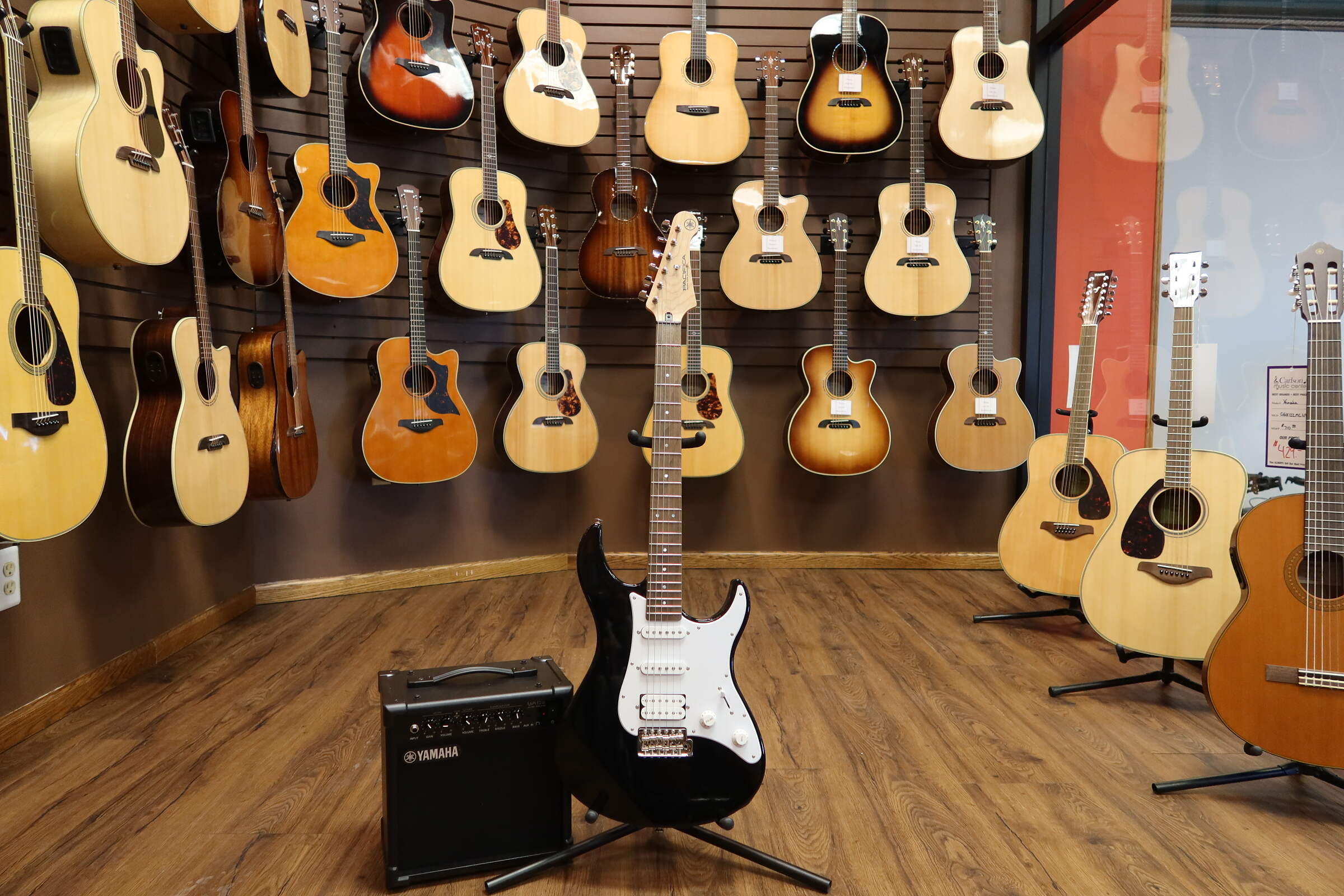 Yamaha Electric Gigmaker Pack - Carlson Music Center